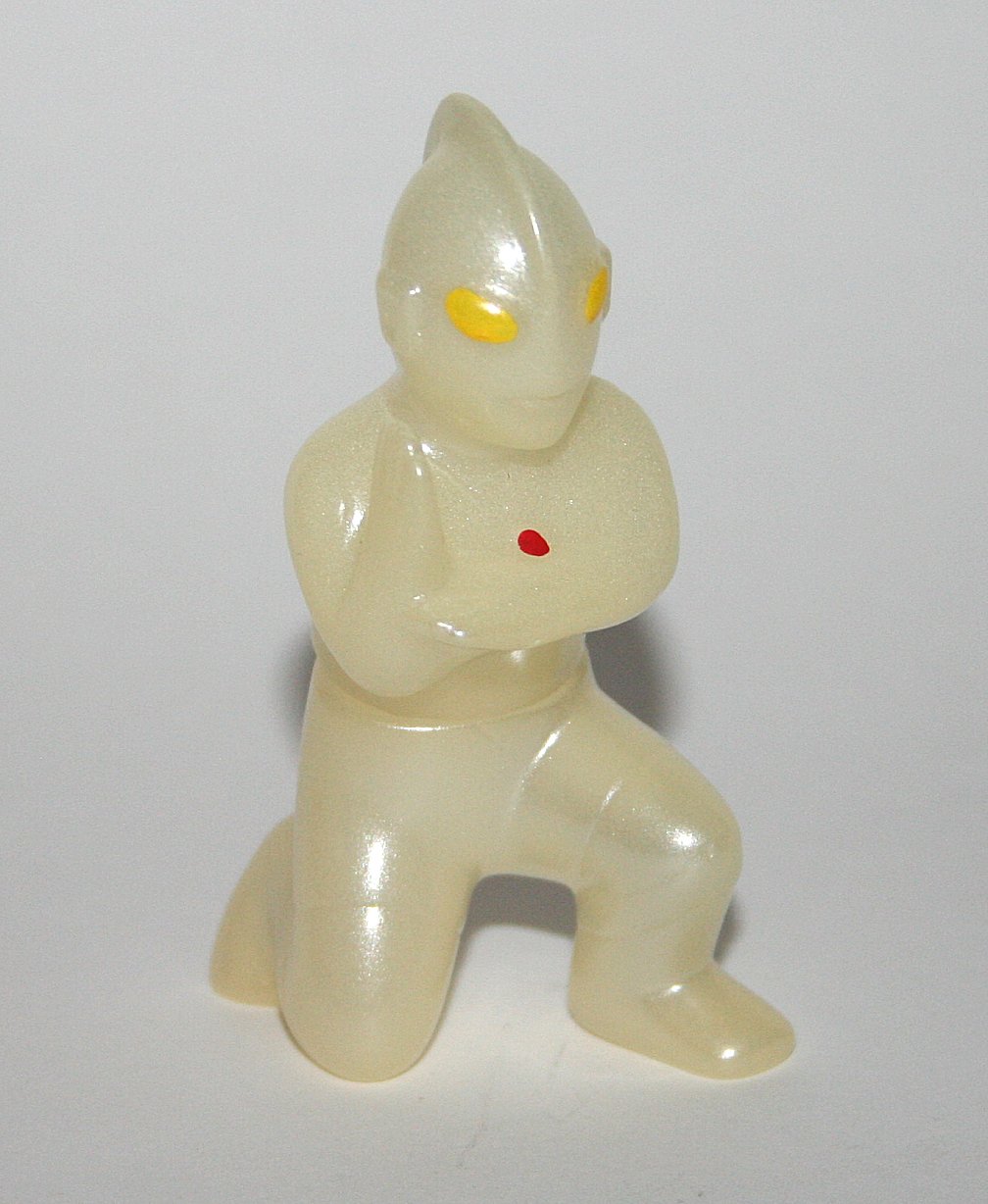 US Toys GID Kneeling Ultraman